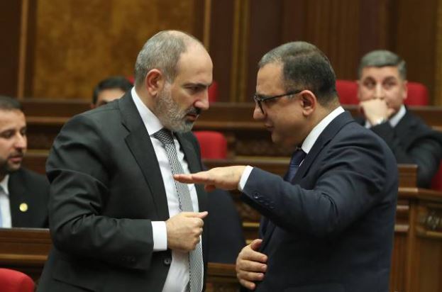 Iravunk.com | «Իրավունք». Փաշինյանի արձակուրդից հետո կազատվի Տիգրան Խաչատրյանից