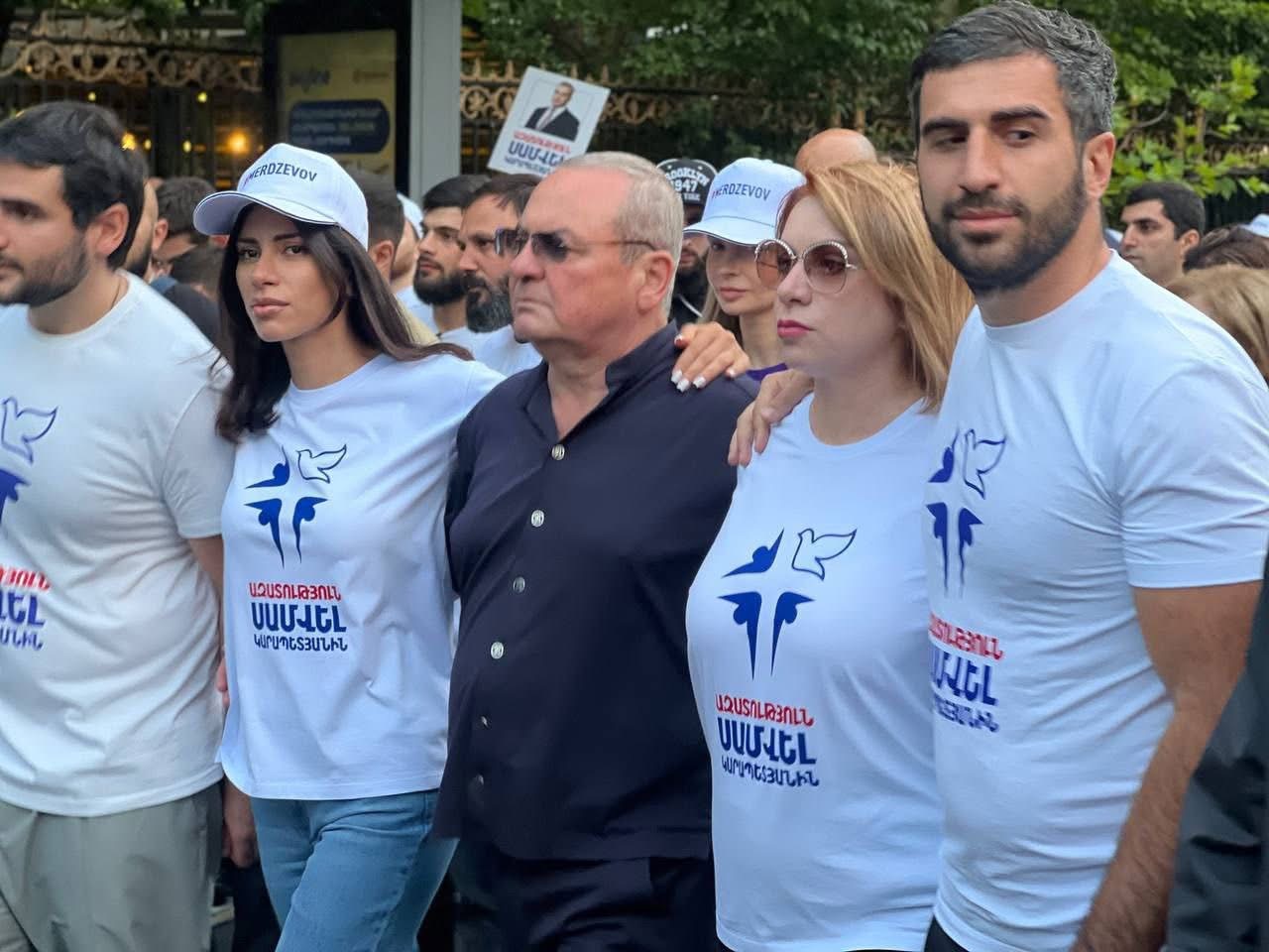 Iravunk.com | Սամվել Կարապետյանի ընտանիքը՝ քայլերթին