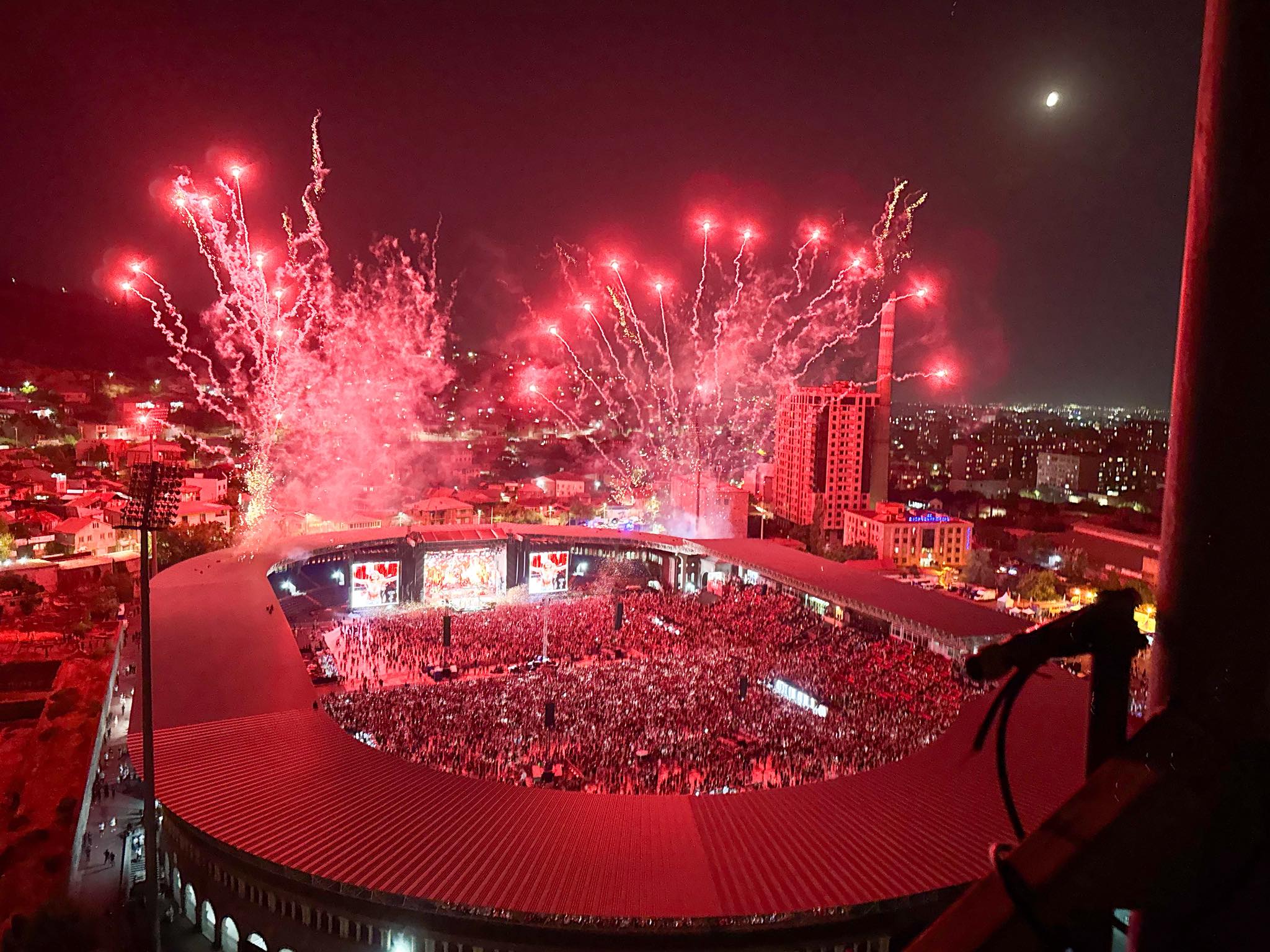 Iravunk.com | Հանդիսատեսը երգեց Ջենիֆեր Լոպեսի հետ