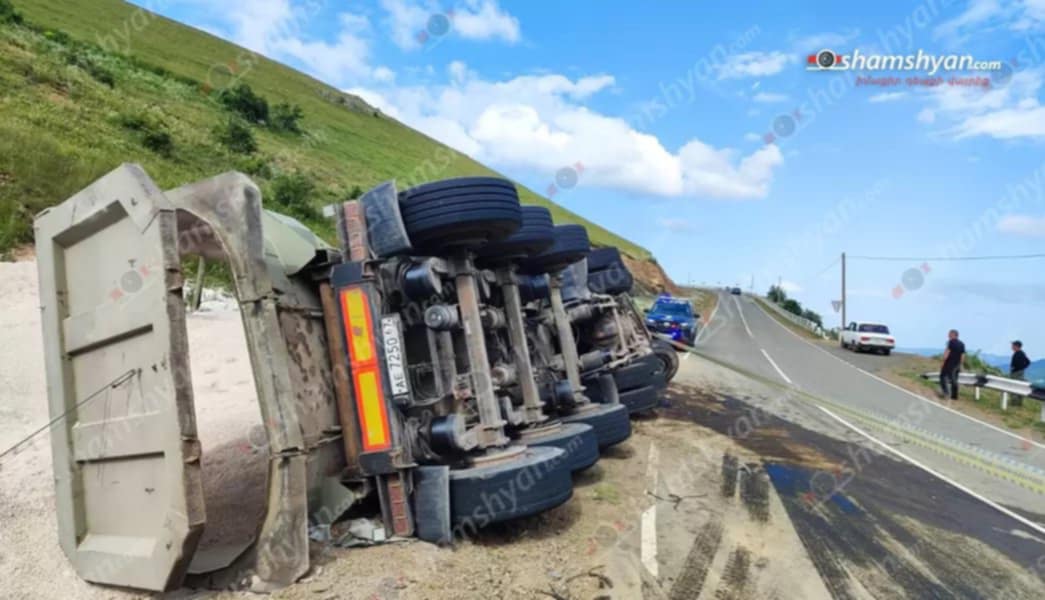 Iravunk.com | Ցեմենտ, ավազով բարձված բեռնատարը կողաշրջվել է․ կա վիրավոր
