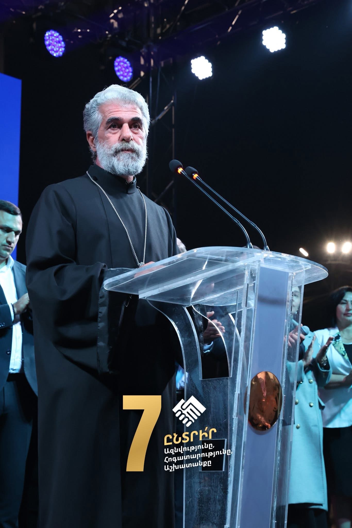 Iravunk.com | Ով է ՔՊ-ականների միջոցառումը օրհնած քահանան