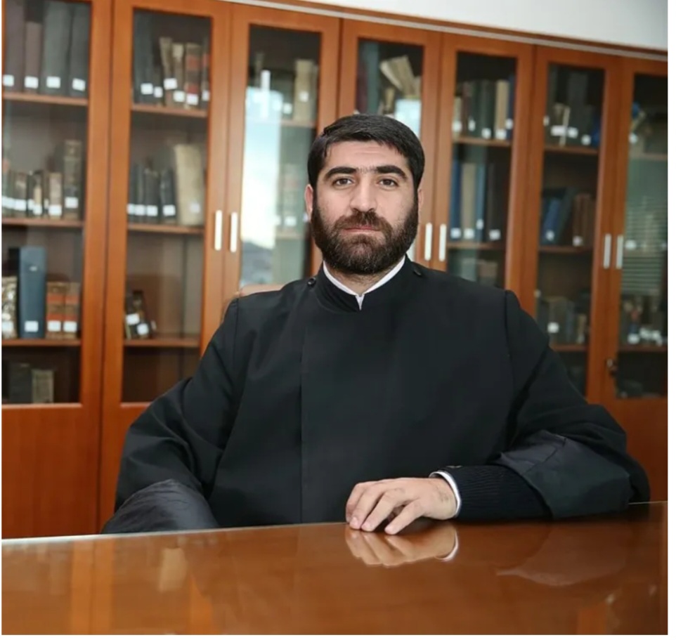 Iravunk.com | Եկեղեցու հասցեին մեղադրանքները ապատեղեկատվական քարոզչության մաս են. Արարատ քահանա