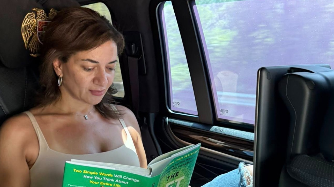 Iravunk.com | Նիկոլ Փաշինյանի կինը սկսել է ցուցադրել, թե գրքեր է կարդում