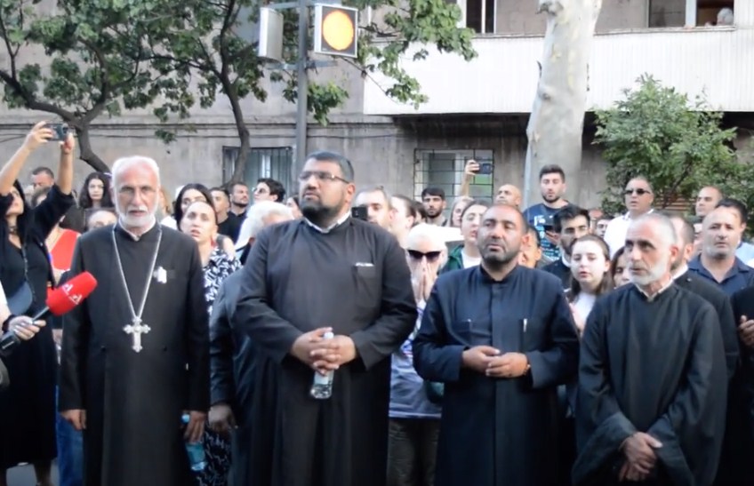 Iravunk.com | Հոգեւորականներն աղոթք հնչեցրեցին Քննչական կոմիտեի դիմաց