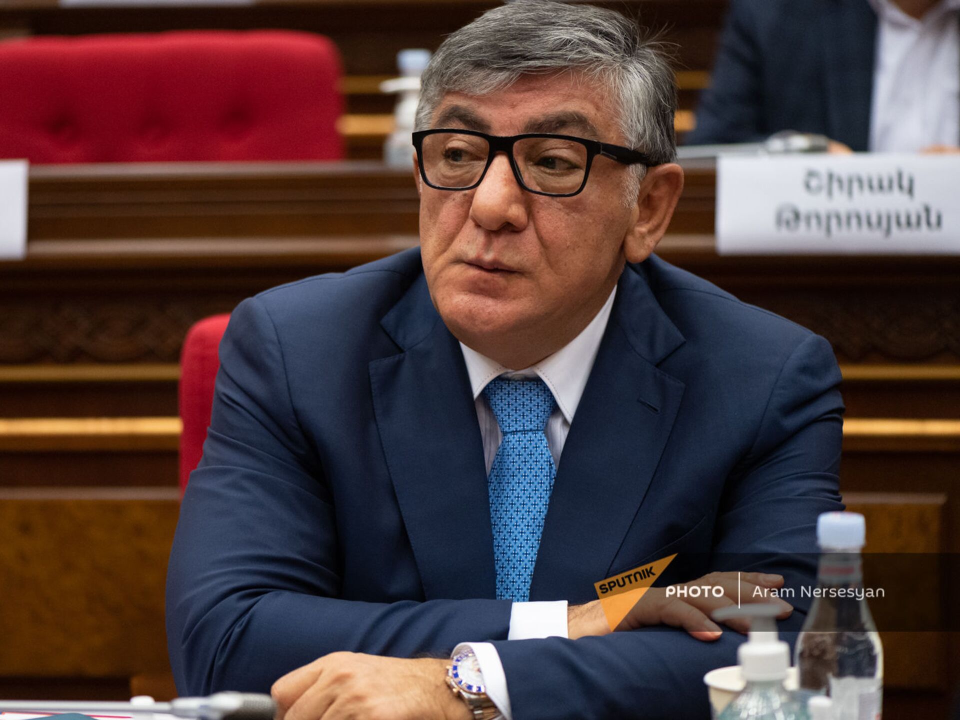 Iravunk.com | Գռզոն կբացի՞ դոլարով լի դրամապանակը․Armeniainfo