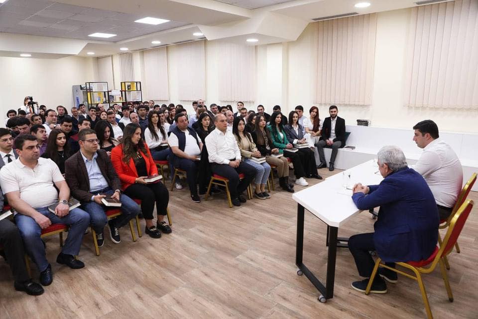 Iravunk.com | Միշտ Ձեր կողքին ենք. ՀՀԿ ԵԿ շնորհավորանքը՝ ՀՀ երրորդ նախագահի ծննդյան 70-ամյակին