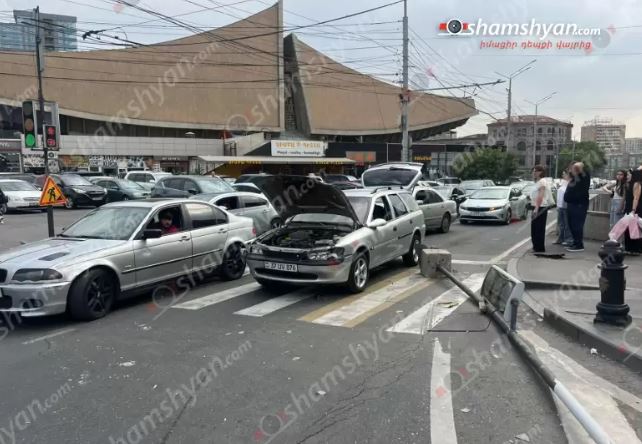 Iravunk.com | Թիվ 2 երթուղին սպասարկող տրոլեյբուսը բախվել է հետիոտնային լուսացույցի լարերին ...