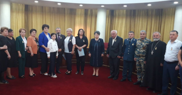 Iravunk.com | Դավիթ Բաբայանը պարգեւատրվել է «Մայրական երախտագիտություն» մեդալով