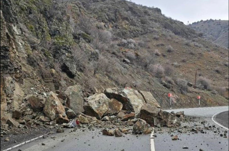 Iravunk.com | Ջերմուկի խաչմերուկից դեպի Սարավան հատվածում տեղի է ունեցել քարաթափում